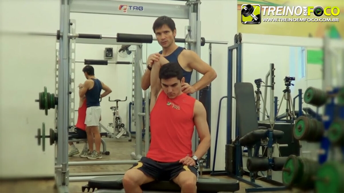 Qual exercício realizar para alongamento do tríceps braquial?