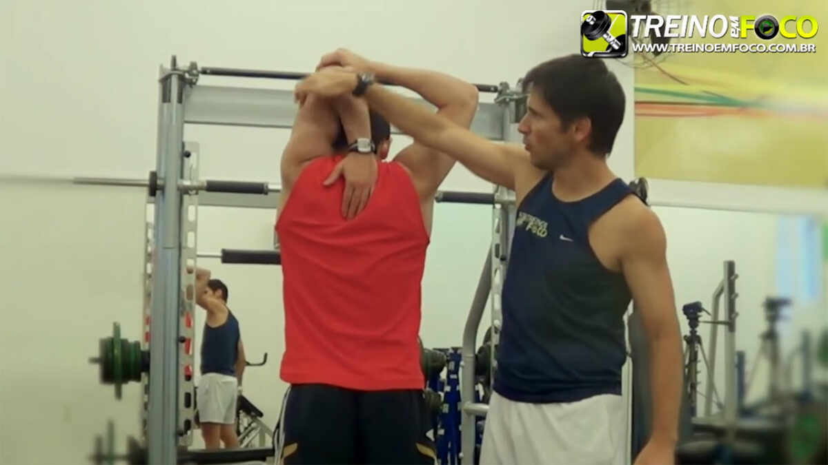 Qual exercício realizar para alongamento do tríceps braquial?