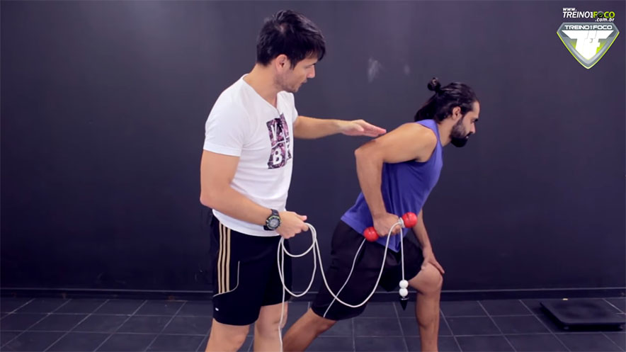 Músculos envolvidos no tríceps coice unilateral com halteres.